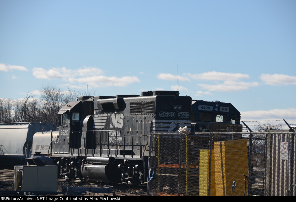 NS 5620 and CSX 4429